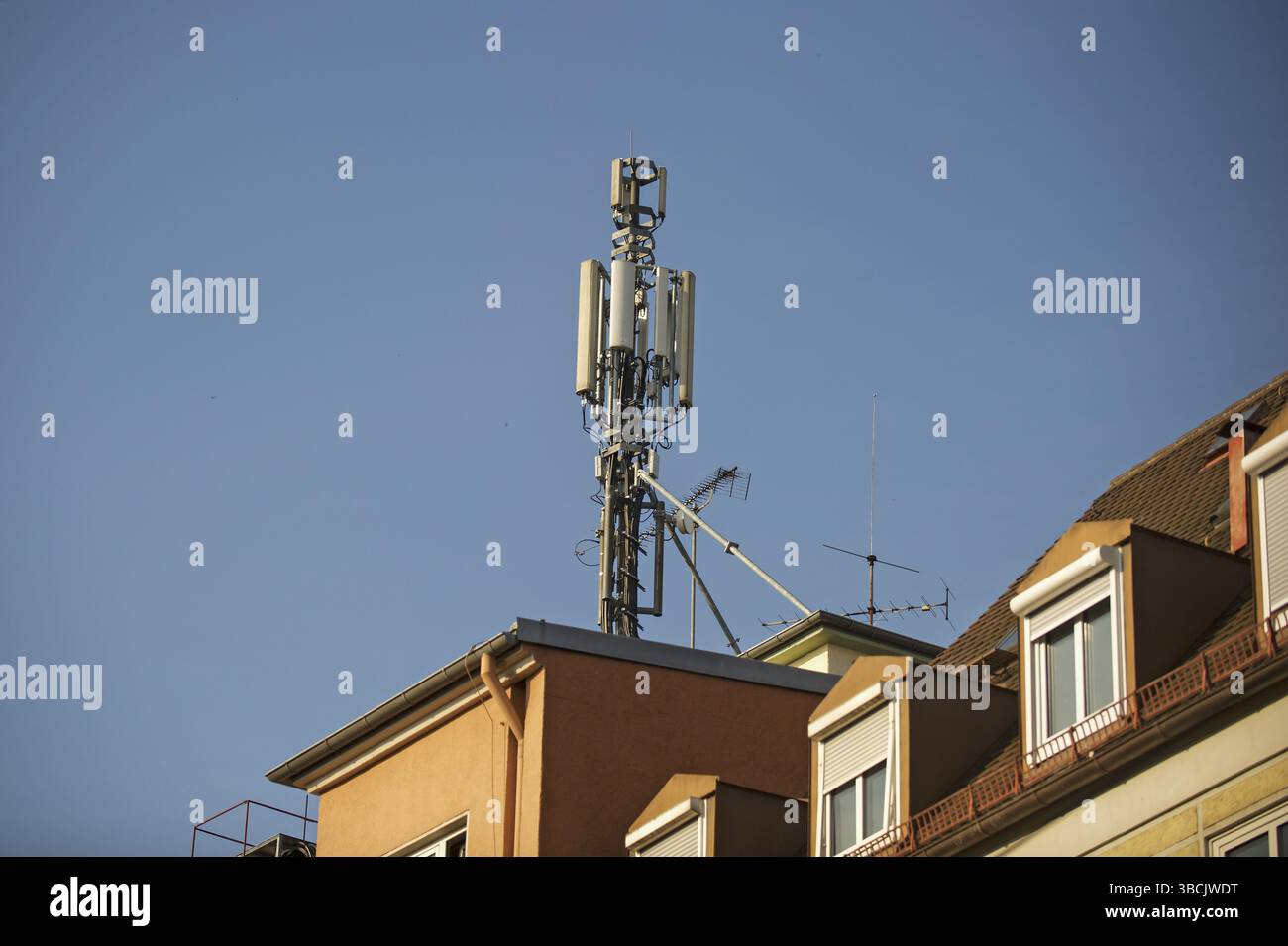 Mobile phone mast, cell tower Stock Photo - Alamy