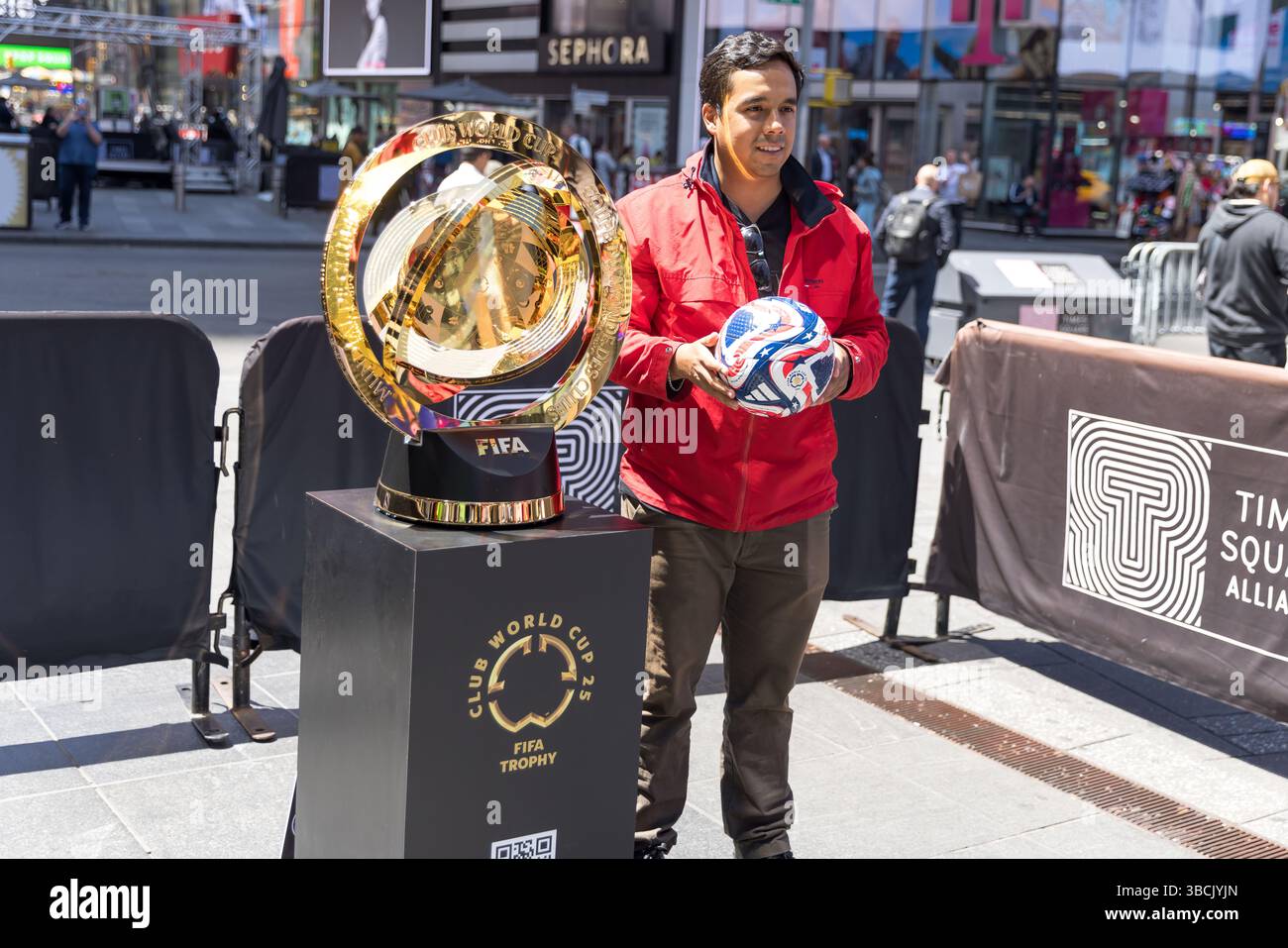 New York City, United States . 20th May, 2025. Tourists get chance to ...