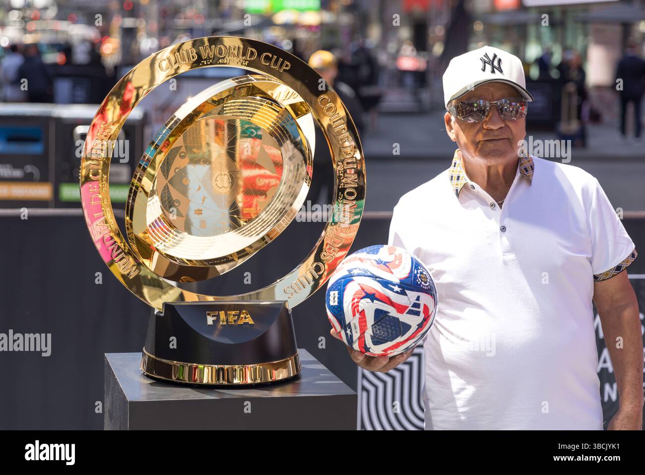 New York City, United States . 20th May, 2025. Tourists get chance to ...