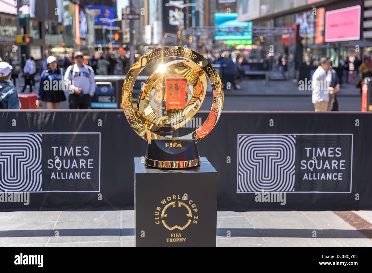 New York City, United States . 20th May, 2025. Tourists get chance to ...