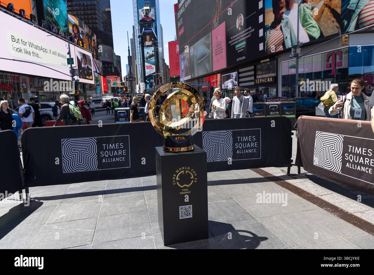 New York City, United States . 20th May, 2025. Tourists get chance to ...