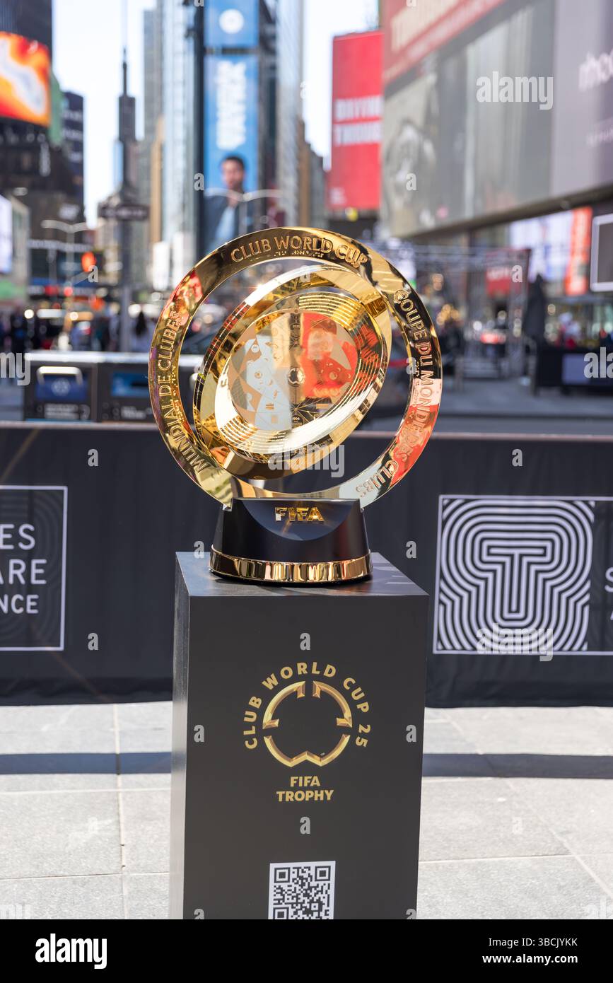 New York City, United States . 20th May, 2025. Tourists get chance to ...