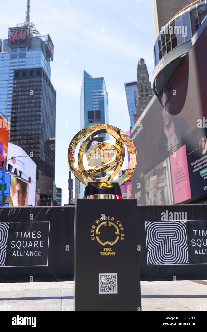 New York City, United States . 20th May, 2025. Tourists get chance to ...