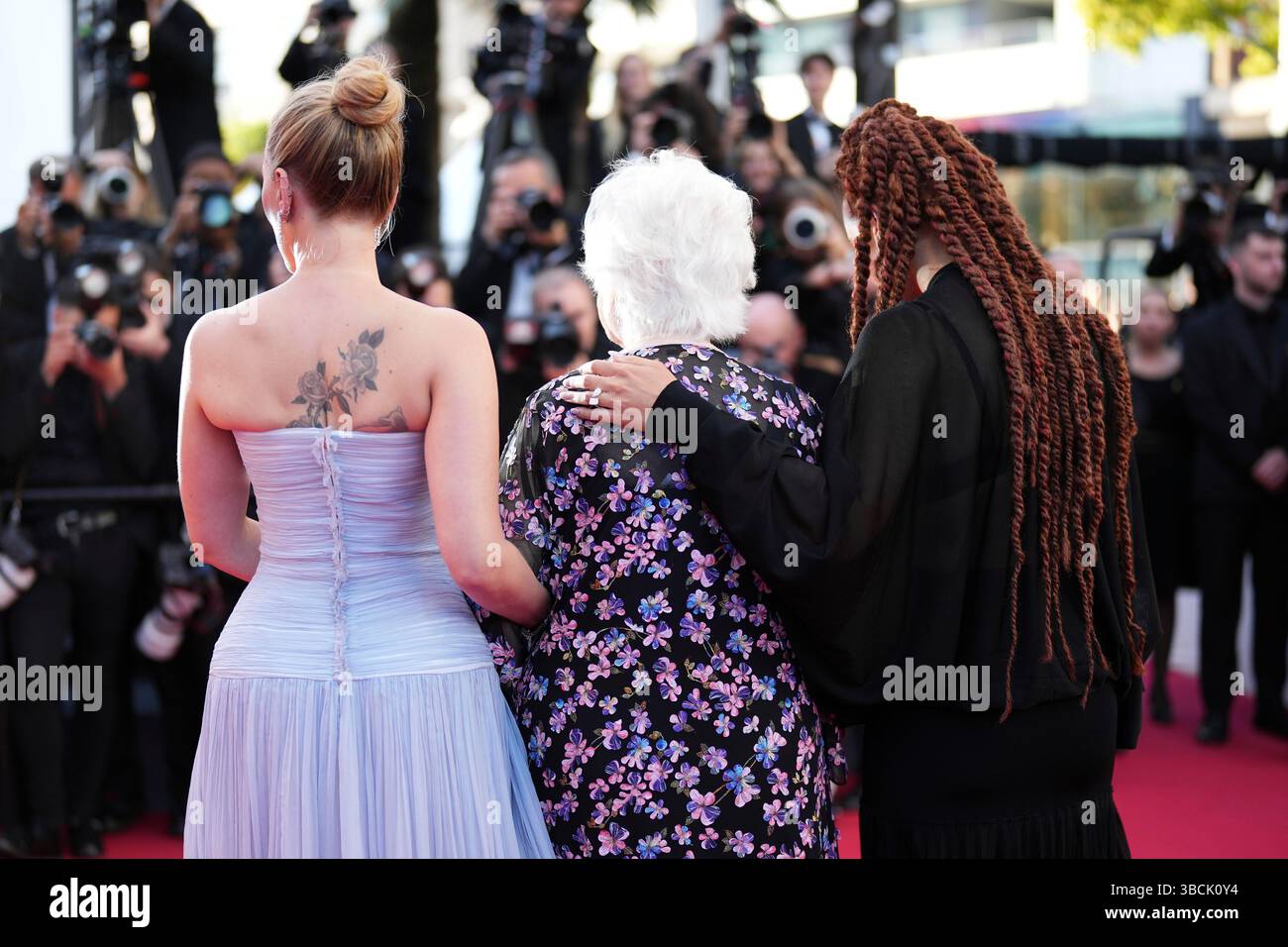 Scarlett Johansson, from left, Erin Kellyman and June Squibb pose for ...
