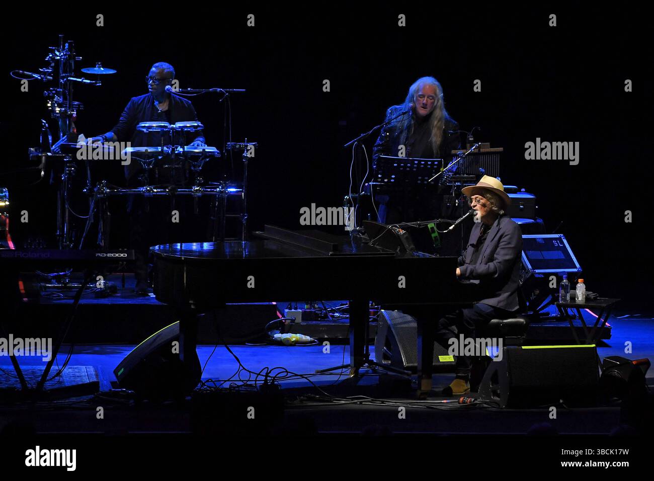 UK. 19th May, 2025. LONDON, ENGLAND - MAY 19: Daryl Hall performing at ...
