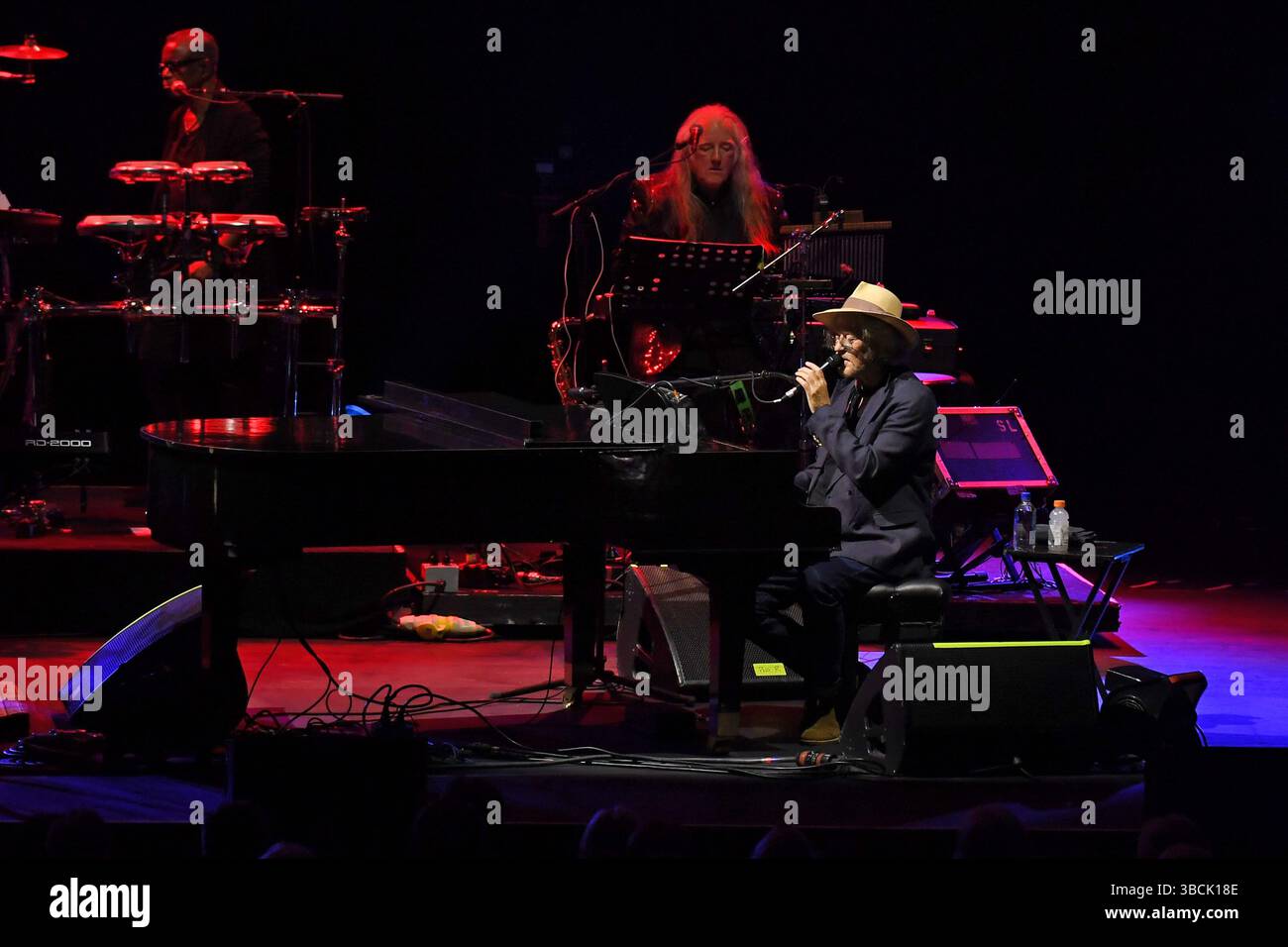 UK. 19th May, 2025. LONDON, ENGLAND - MAY 19: Daryl Hall performing at ...
