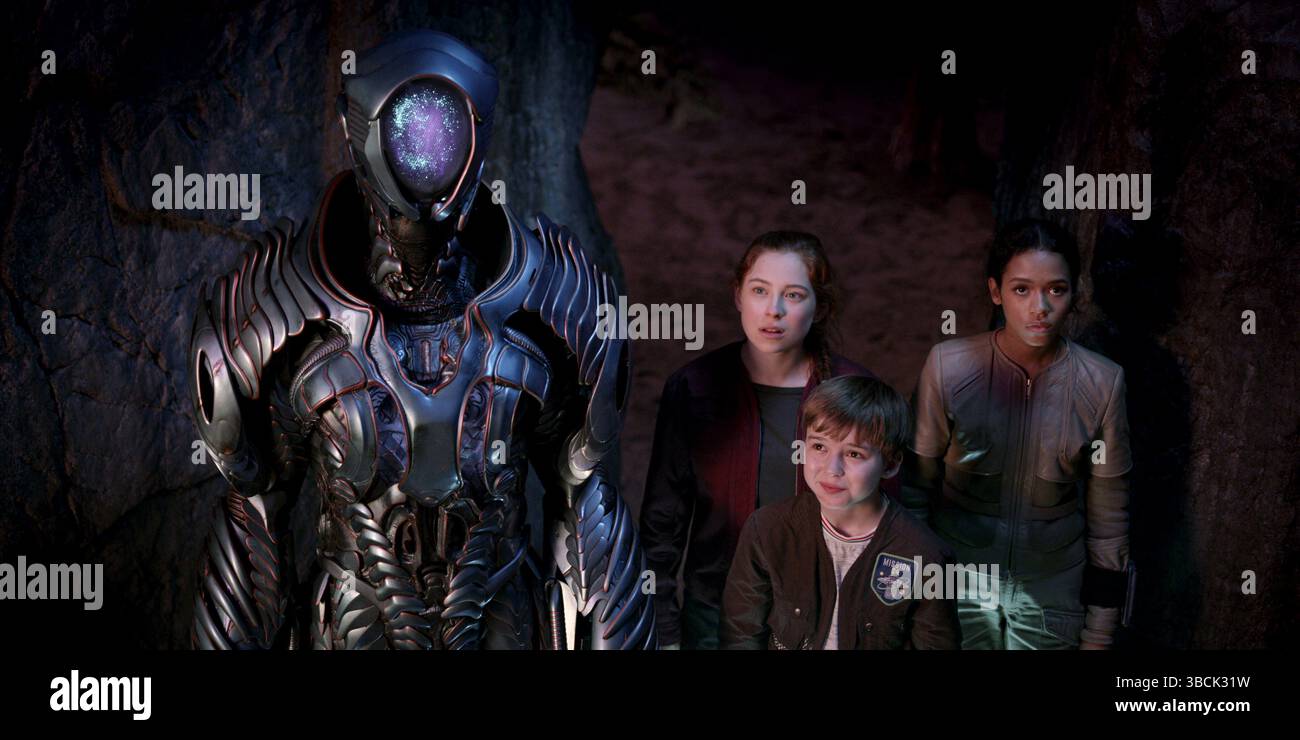 Robot, Mina Sundwall, Max Jenkins, Taylor Russell, "Lost In Space ...