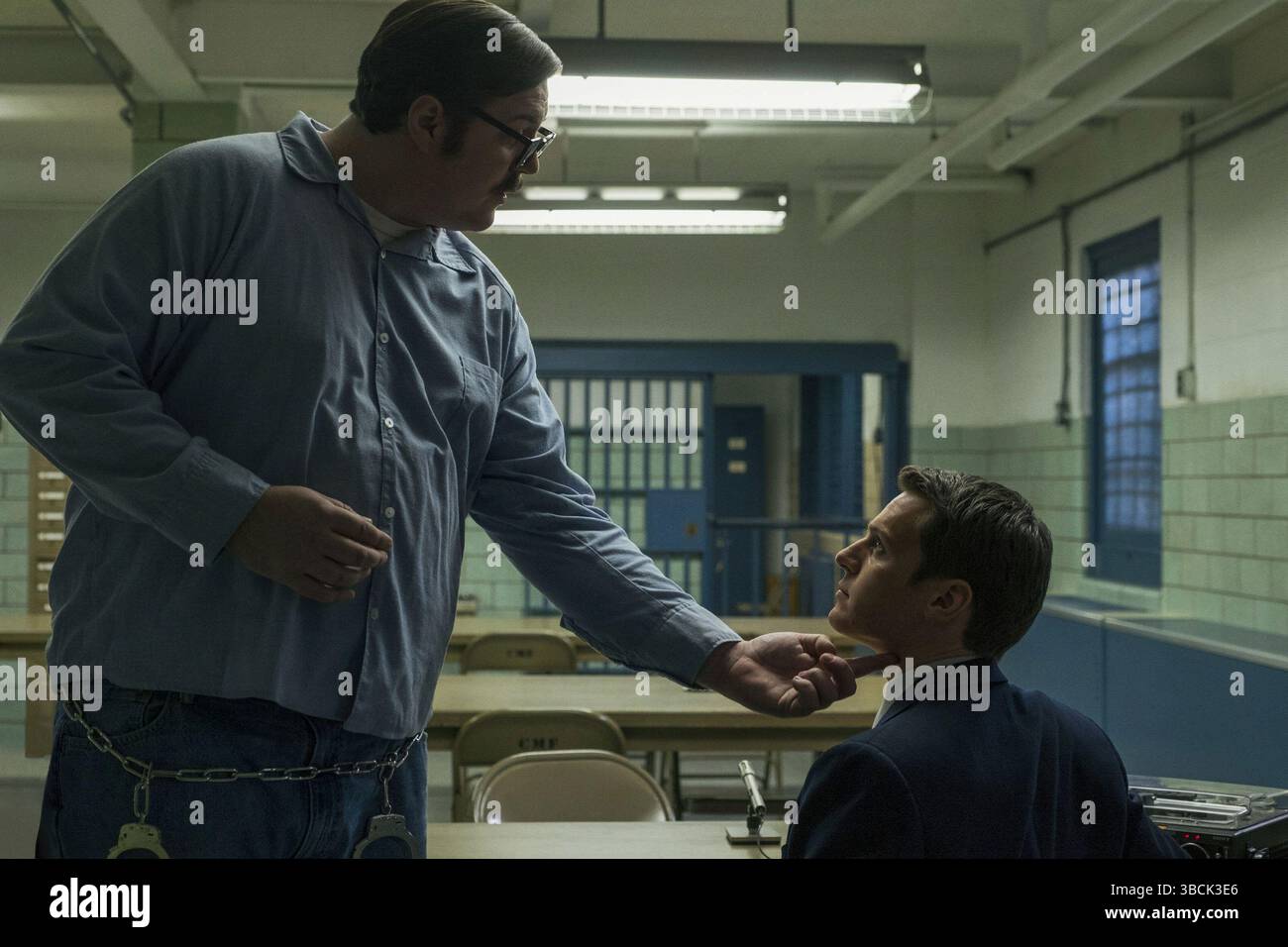 Cameron Britton, Jonathan Groff, "MINDHUNTER" Season 1 (2018) Netflix ...