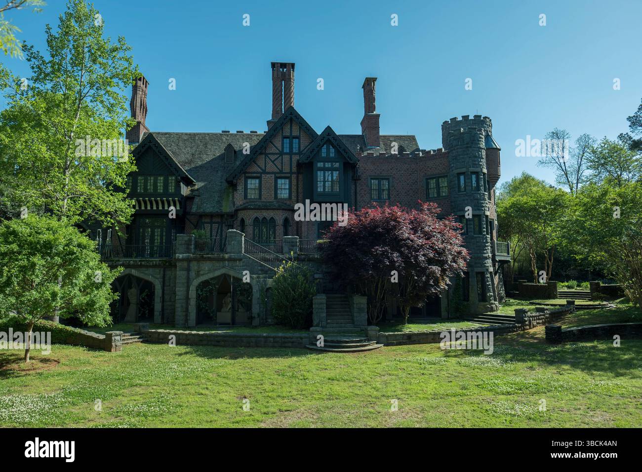 "The Haunting of Hill House" Season 1 (2018) Credit: Netflix Scene ...
