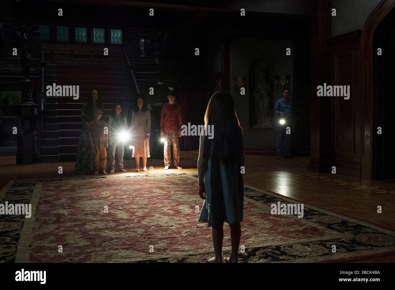 Carla Gugino, Julian Hillard, McKenna Grace, Lulu Wilson, Paxton ...