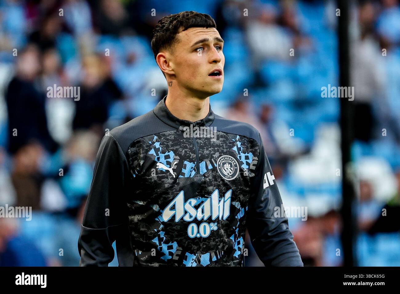Phil Foden of Manchester City warms up prior to the Premier League ...
