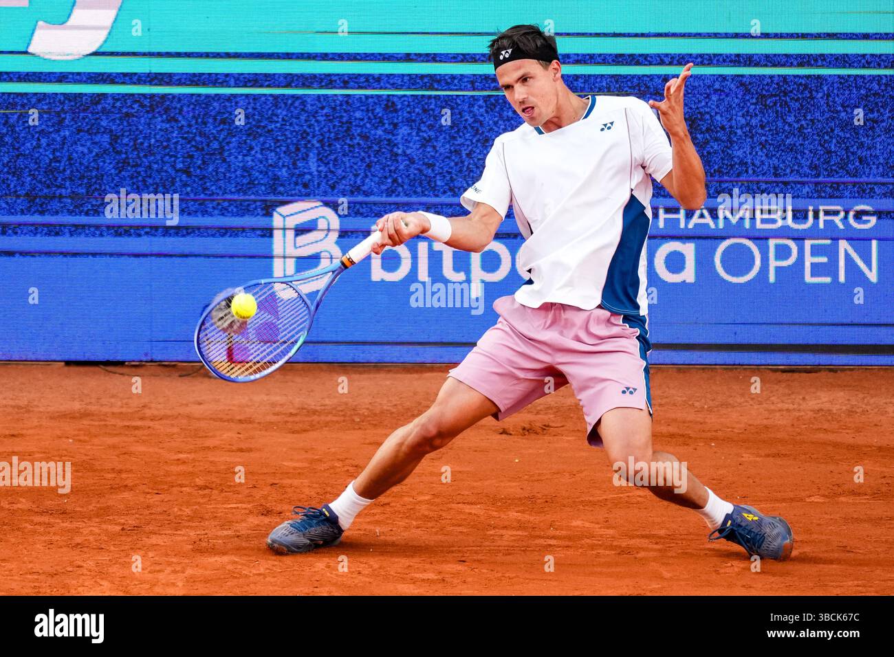 HAMBURG, GERMANY - MAY 20: Daniel Altmaier of Germany plays a forehand ...