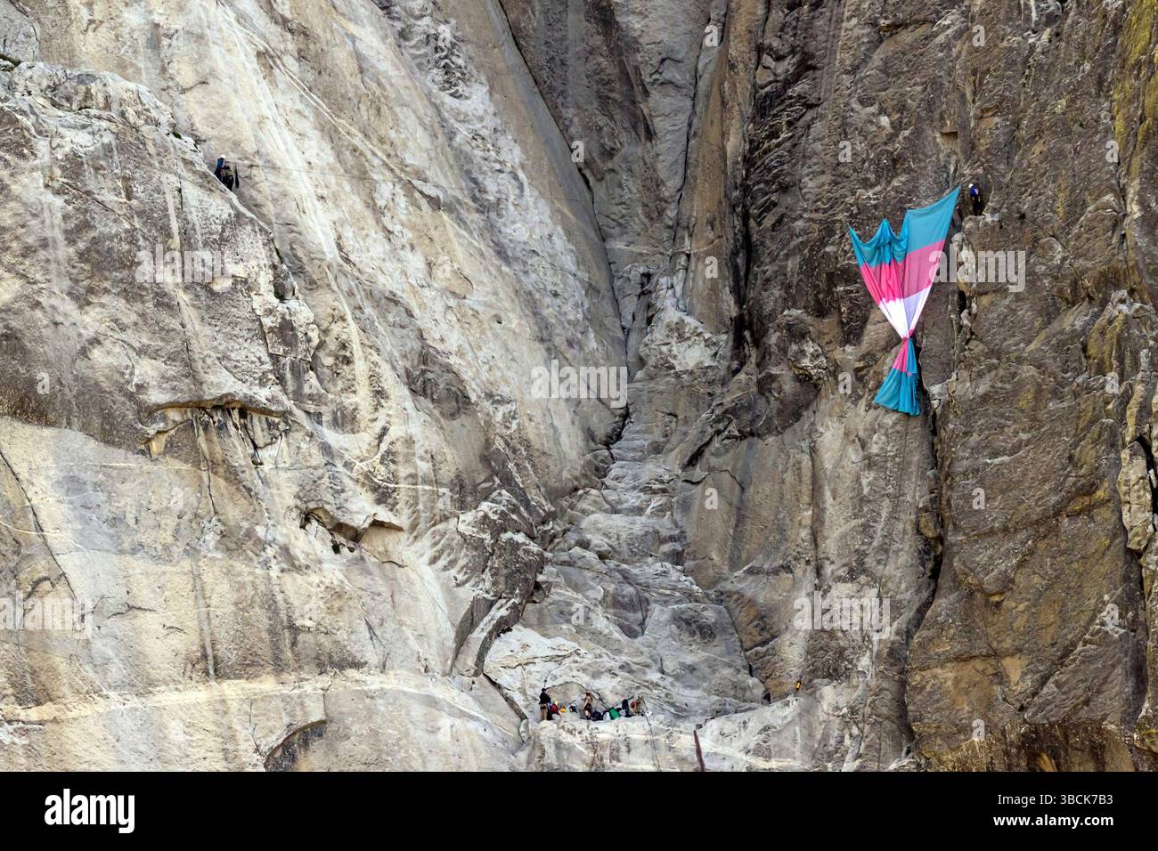 Climbers get ready to unfurl trans pride flag on El Capitan in Yosemite ...