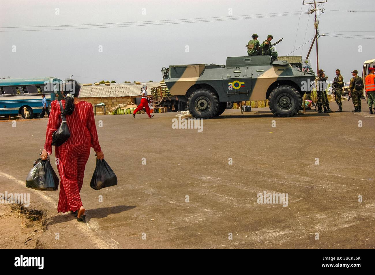 Paraguachon, Venezuela. 06-05-2008. Venezelan army soldier check an ...