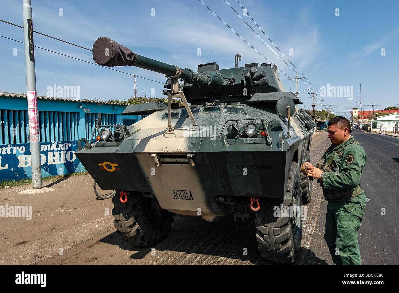 Paraguachon, Venezuela. 03-04-2008. Venezelan army soldier check an ...