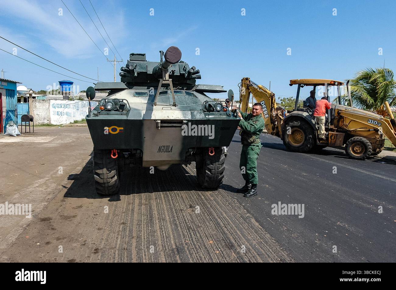 Paraguachon, Venezuela. 03-04-2008. Venezelan army soldier check an ...