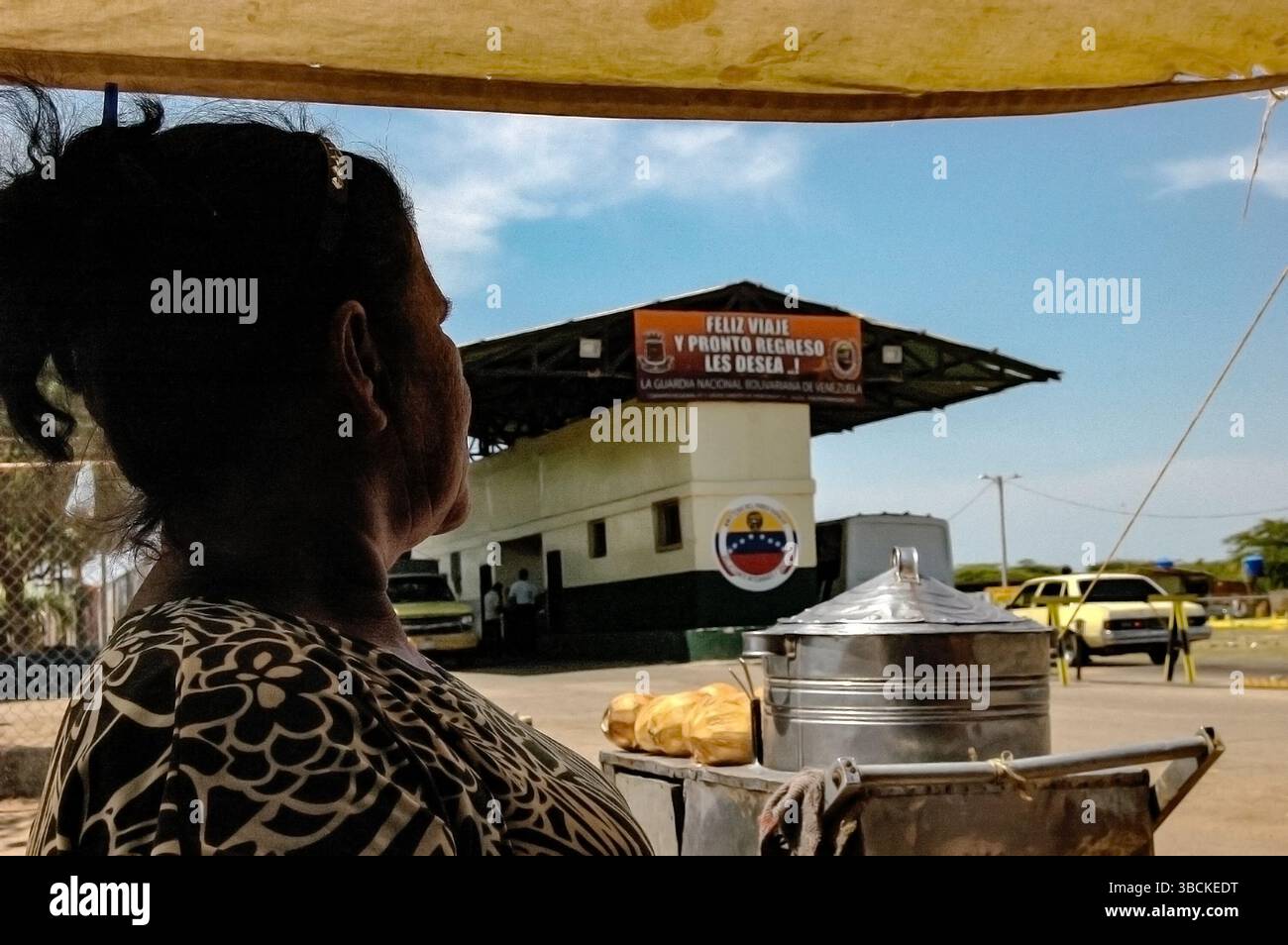 Paraguachon, Venezuela. 03-04-2008. A woman vendoors wait for migrans ...