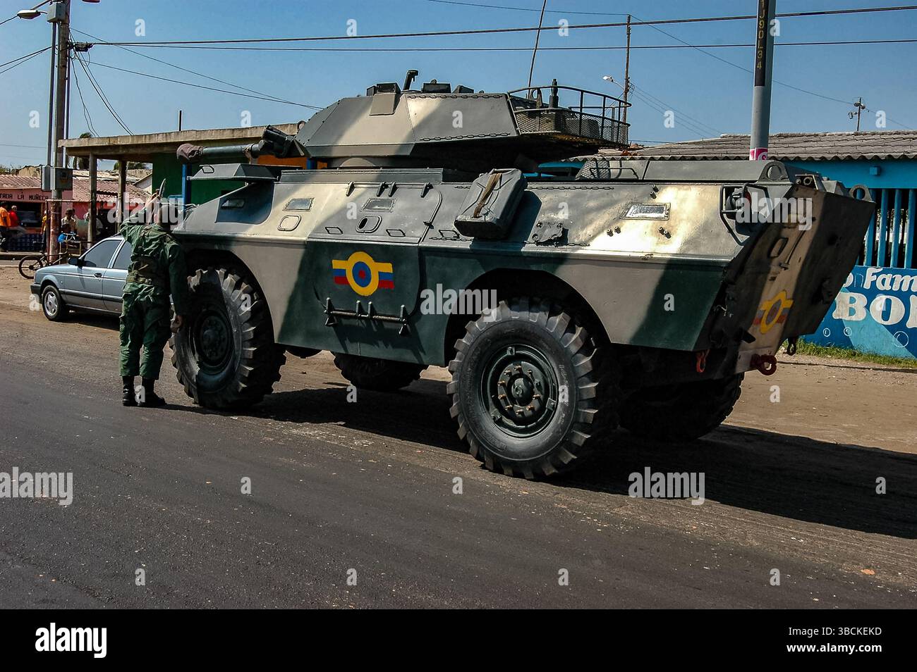 Paraguachon, Venezuela. 03-04-2008. Venezelan army soldier check an ...