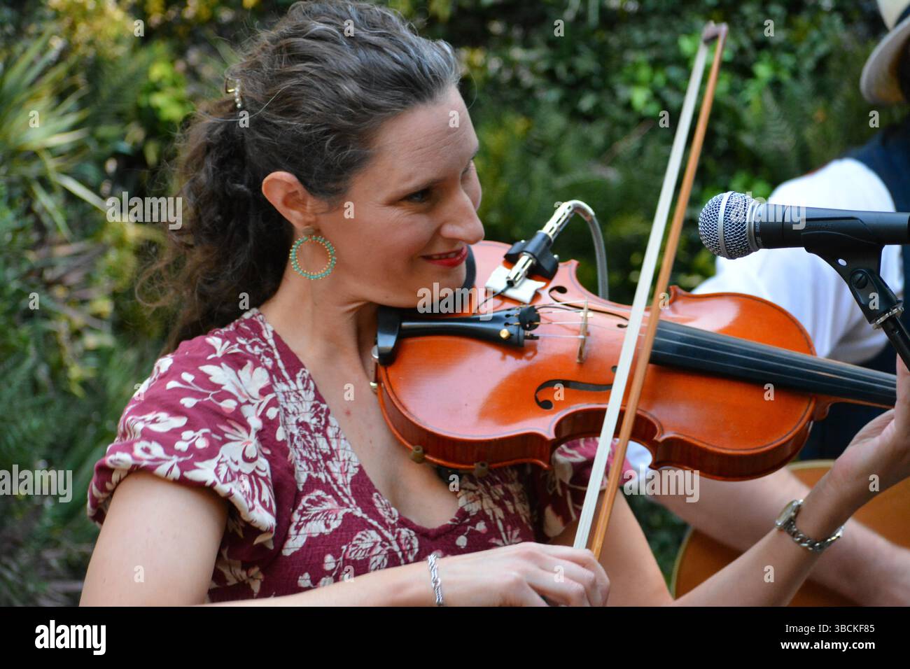 Folk artists Fiddle and Strum, a brother and sister duo, in performance ...