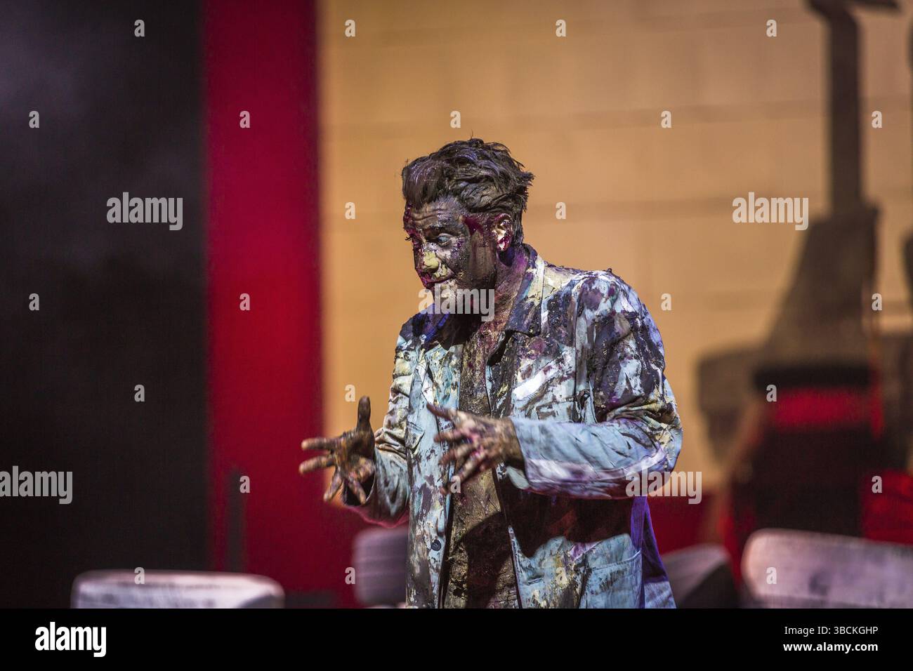 In a production by the Gorki Theatre (Berlin) with Mazen Aljubbeh, Jonas Dassler, Lea Draeger ...