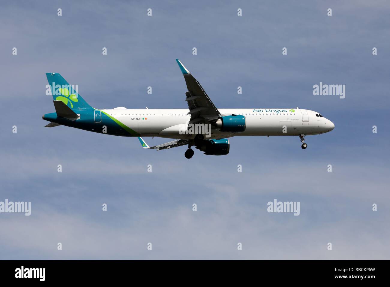a plane making its final descent into Edinburgh airport Stock Photo - Alamy