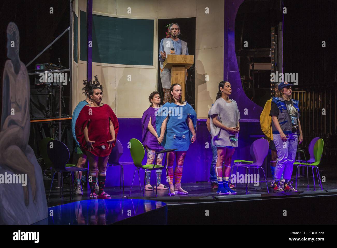 Performers:inside: Jona James Aulepp, Sila Davulcu, Malte Goebel, Kaey ...