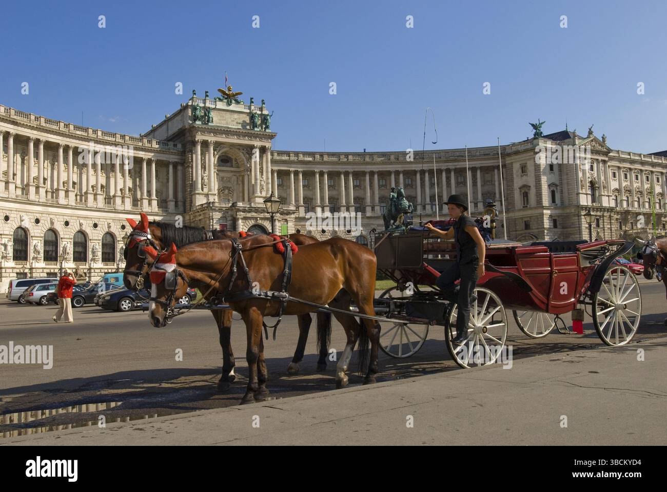 Horse-drawn carriage in front of the Hofburg Imperial Palace, Vienna ...