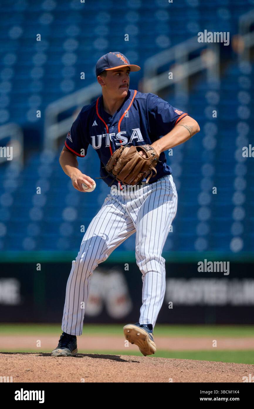 UTSA Roadrunners pitcher Robert Orloski (8) during an American Athletic ...
