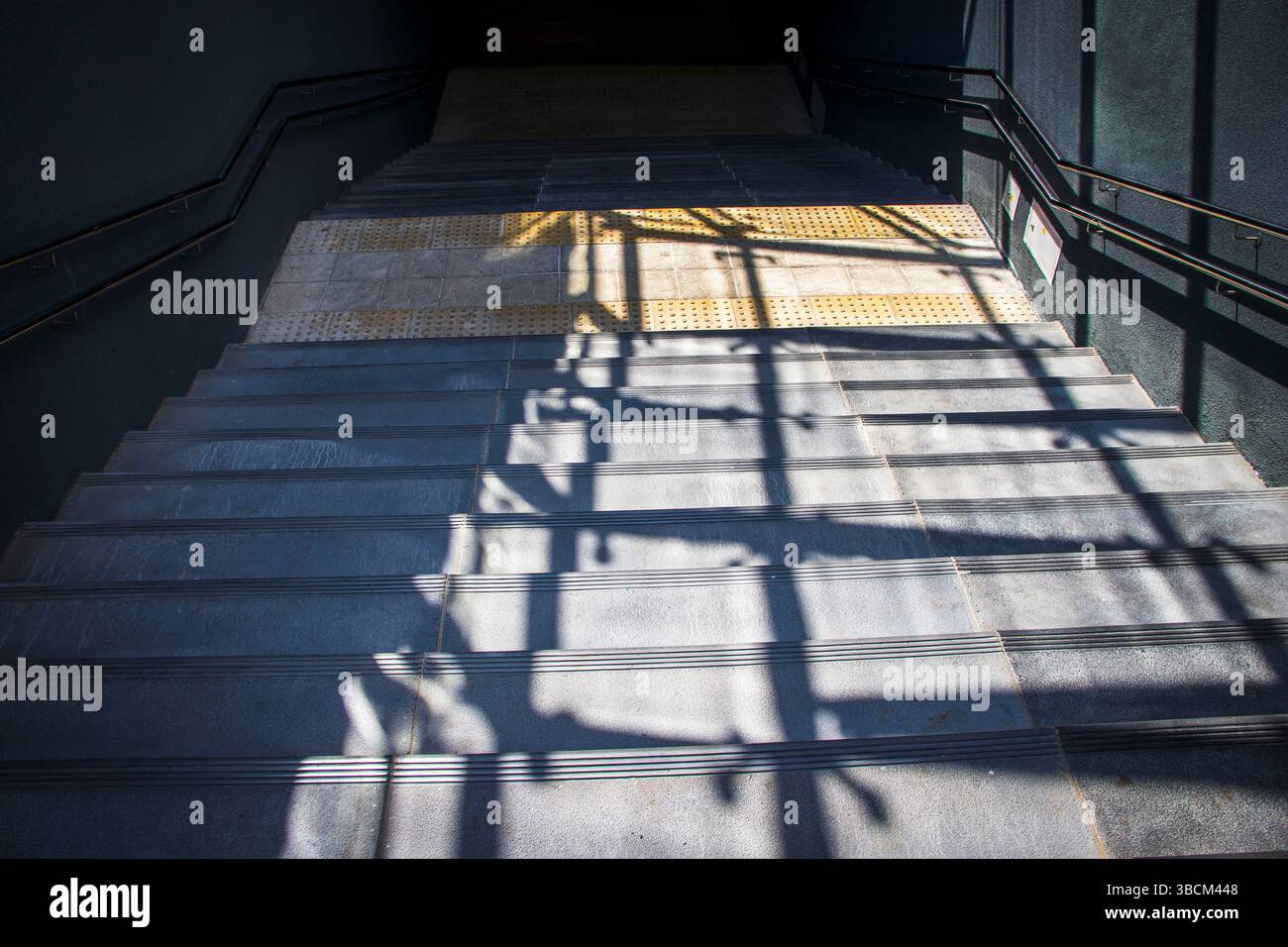 Pedestrian access ramp hi-res stock photography and images - Alamy
