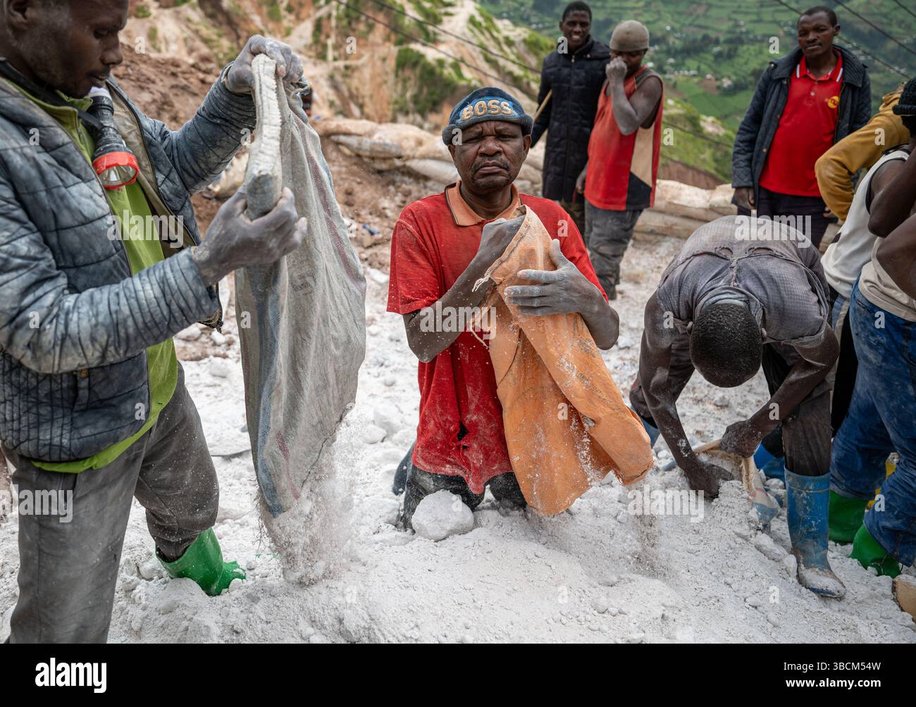 (250520) -- RUBAYA (DR CONGO), May 20, 2025 (Xinhua) -- Miners load ...