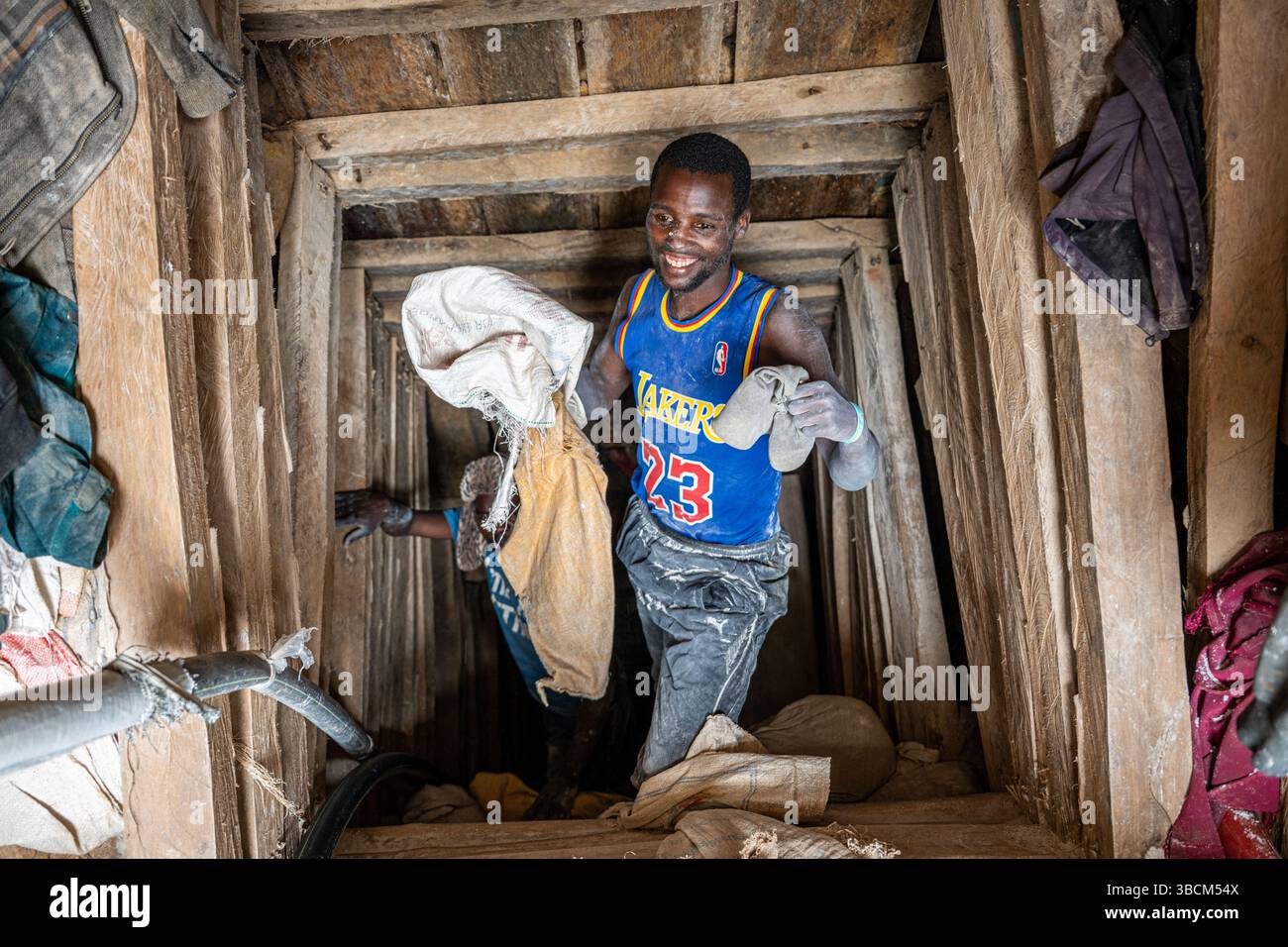 (250520) -- RUBAYA (DR CONGO), May 20, 2025 (Xinhua) -- A miner ...