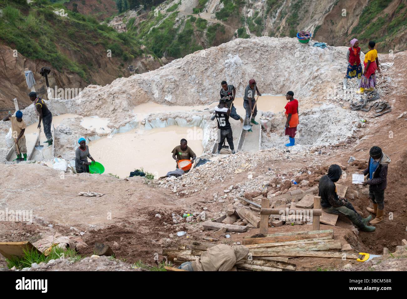 (250520) -- RUBAYA (DR CONGO), May 20, 2025 (Xinhua) -- Photo taken on May 7, 2025 shows miners ...