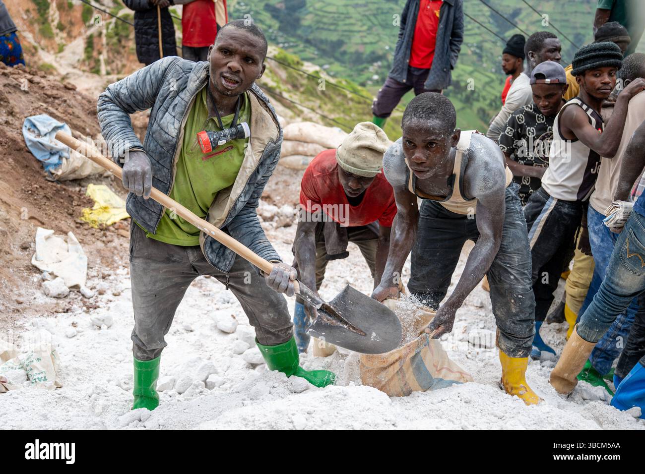 (250520) -- RUBAYA (DR CONGO), May 20, 2025 (Xinhua) -- Miners load excavated ore at a coltan ...
