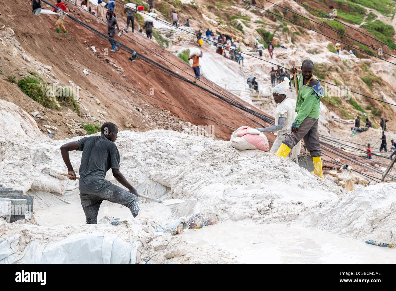 (250520) -- RUBAYA (DR CONGO), May 20, 2025 (Xinhua) -- Photo taken on May 7, 2025 shows miners ...