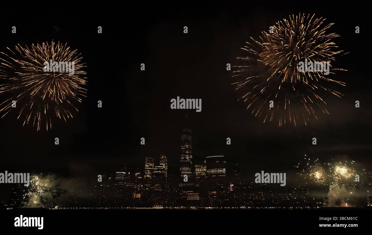 New York Manhattan fireworks. New York Fireworks over Manhattan. New ...