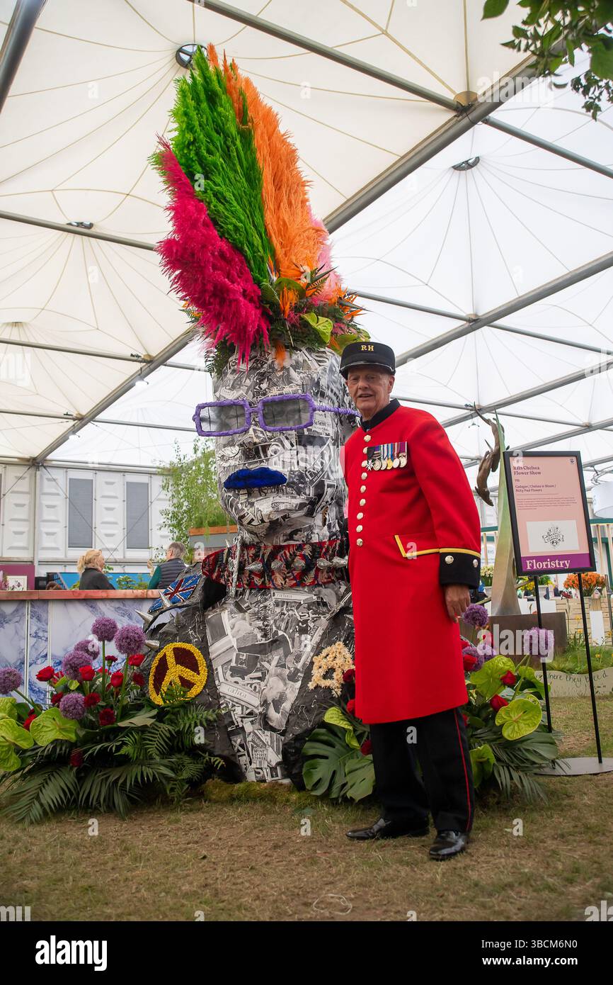 Chelsea, London, UK. 19th May, 2025. A Chelsea Pensioner enjoys having ...