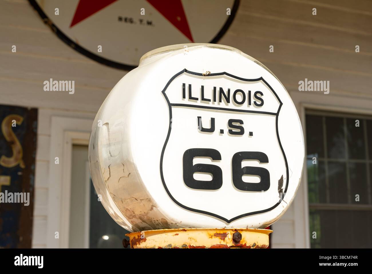 Williamsville, Illinois, USA - May 15th 2025 - Vintage gas station with ...