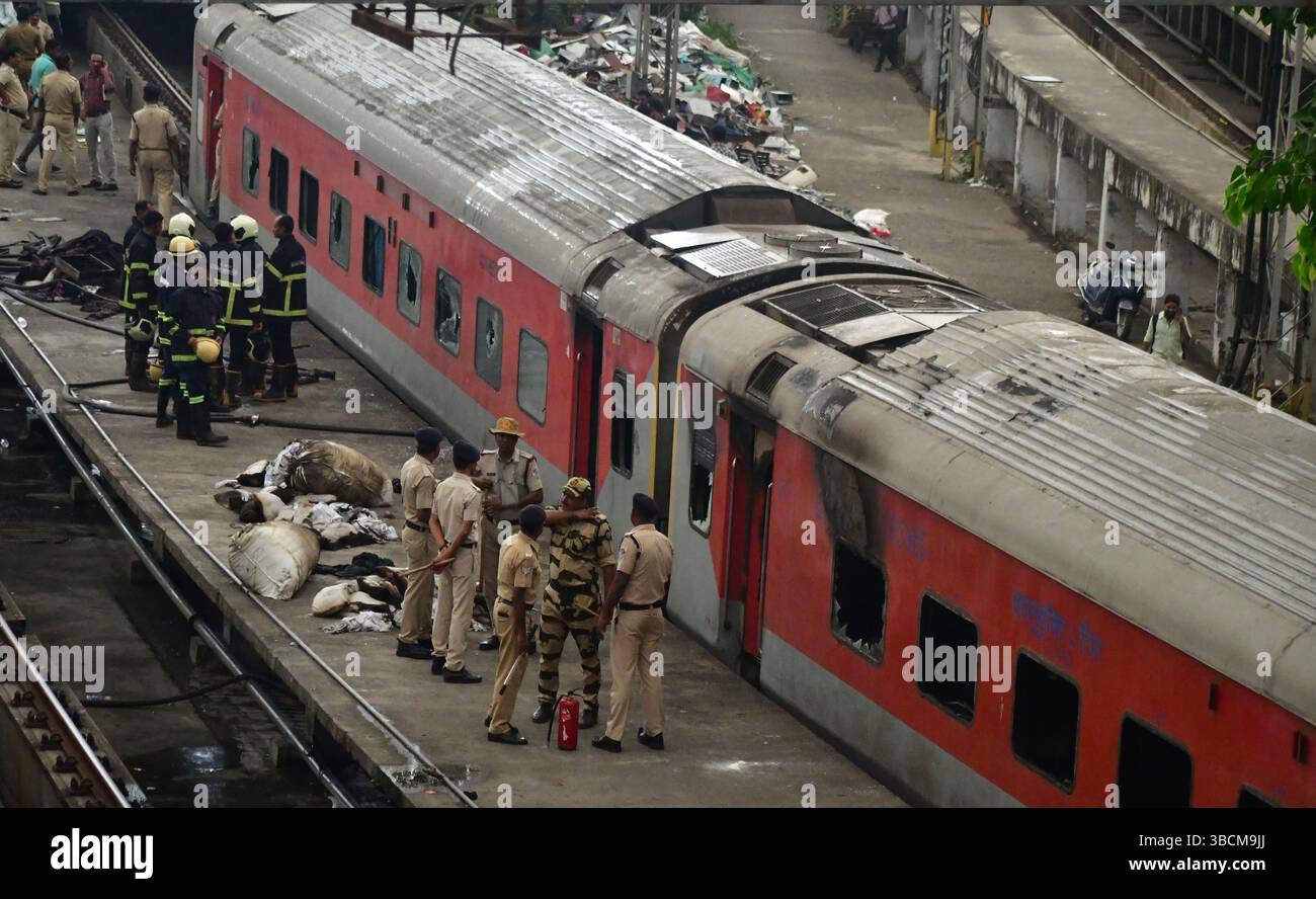 Mumbai, India. 20th May, 2025. MUMBAI, INDIA - MAY 20: Firefighter ...