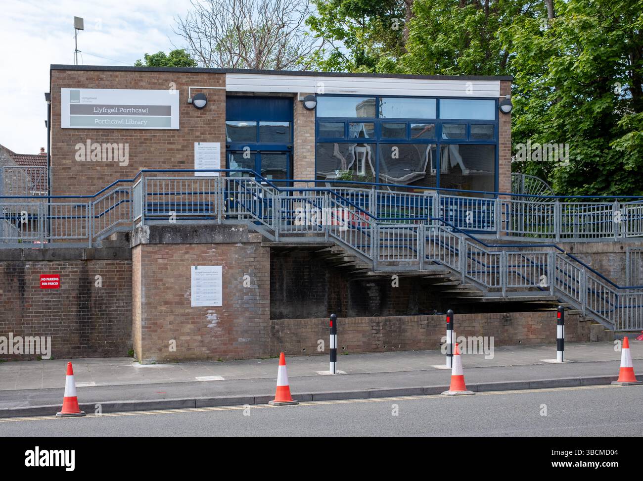 Porthcawl public library hi-res stock photography and images - Alamy