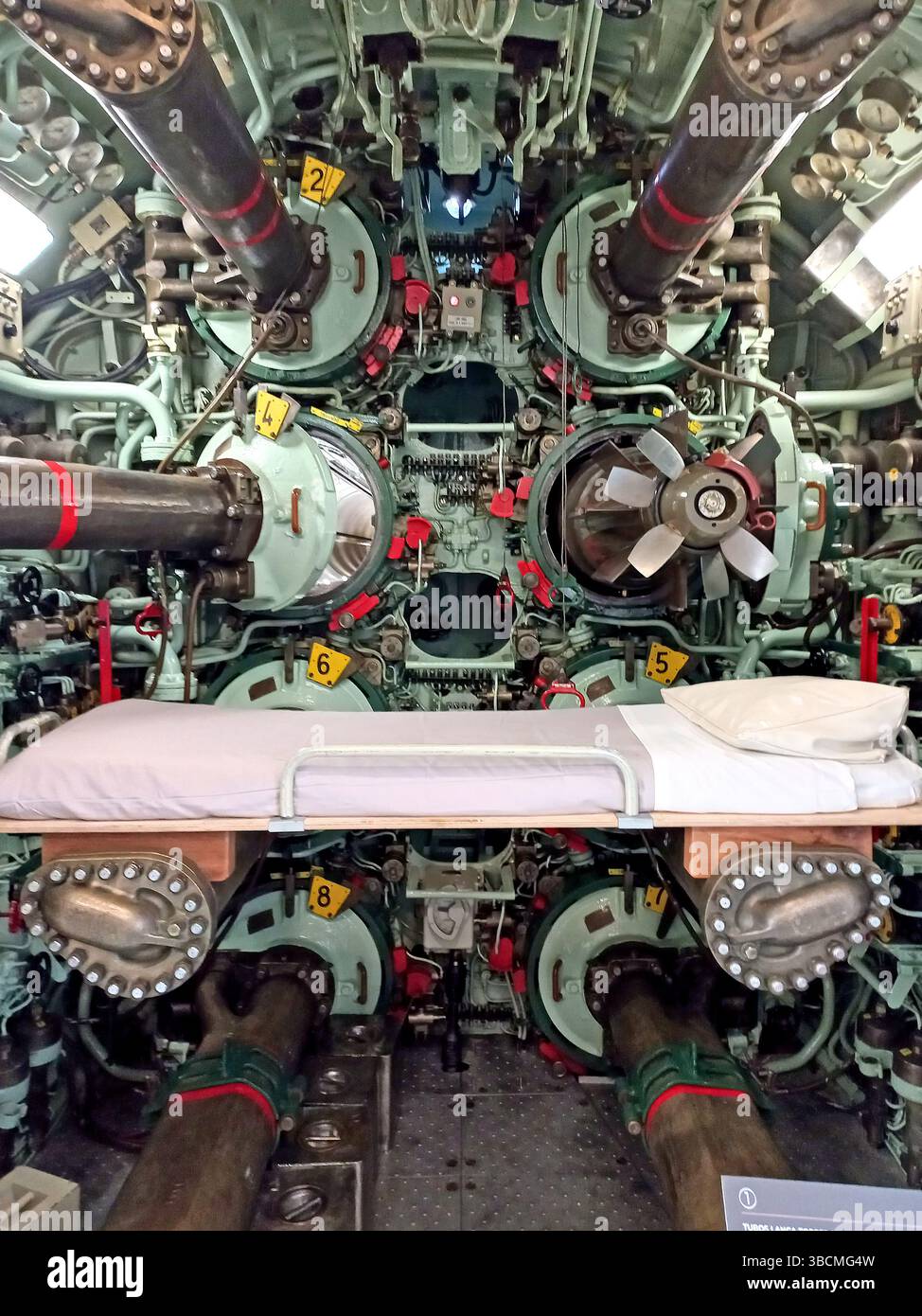Sailor sleeping quarters submarine hi-res stock photography and images ...