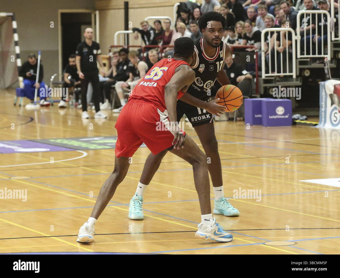 Duel newcomer Diamond Onwuka (17) SBB Baskets and Jacob Mampuya (35 ...