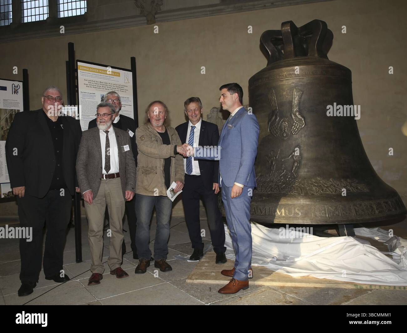 Handover of the AMEMUS bell after unveiling to the Magdeburg Cathedral ...