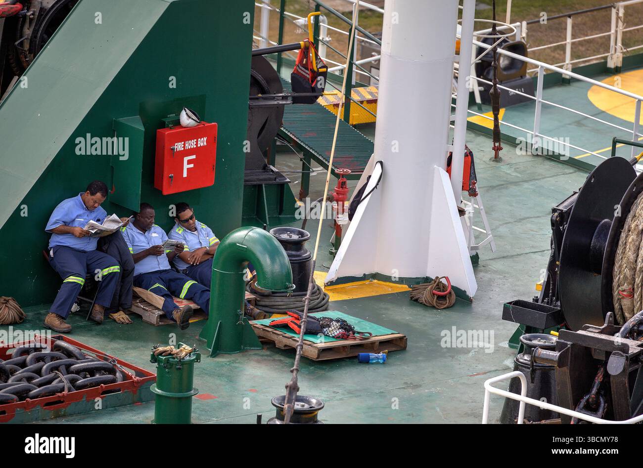 Crew on ships passing through the Panama Canal Stock Photo - Alamy