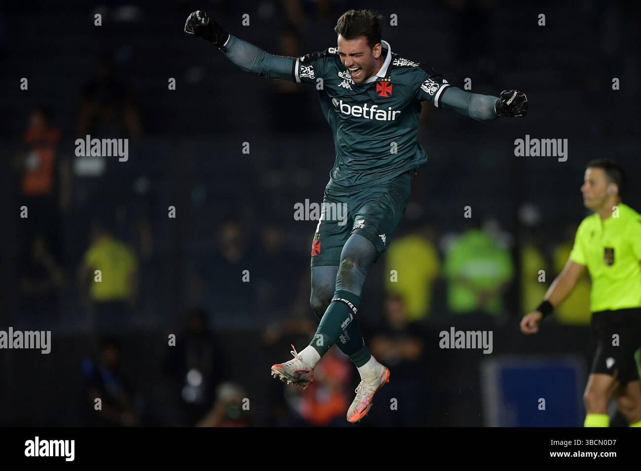 RJ - RIO DE JANEIRO - 05/20/2025 - BRAZILIAN CUP 2025, VASCO x OPERARIO - Leo Jardim goalkeeper ...