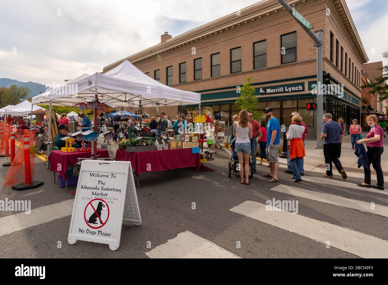 Visitors shop vendors booths hi-res stock photography and images - Alamy