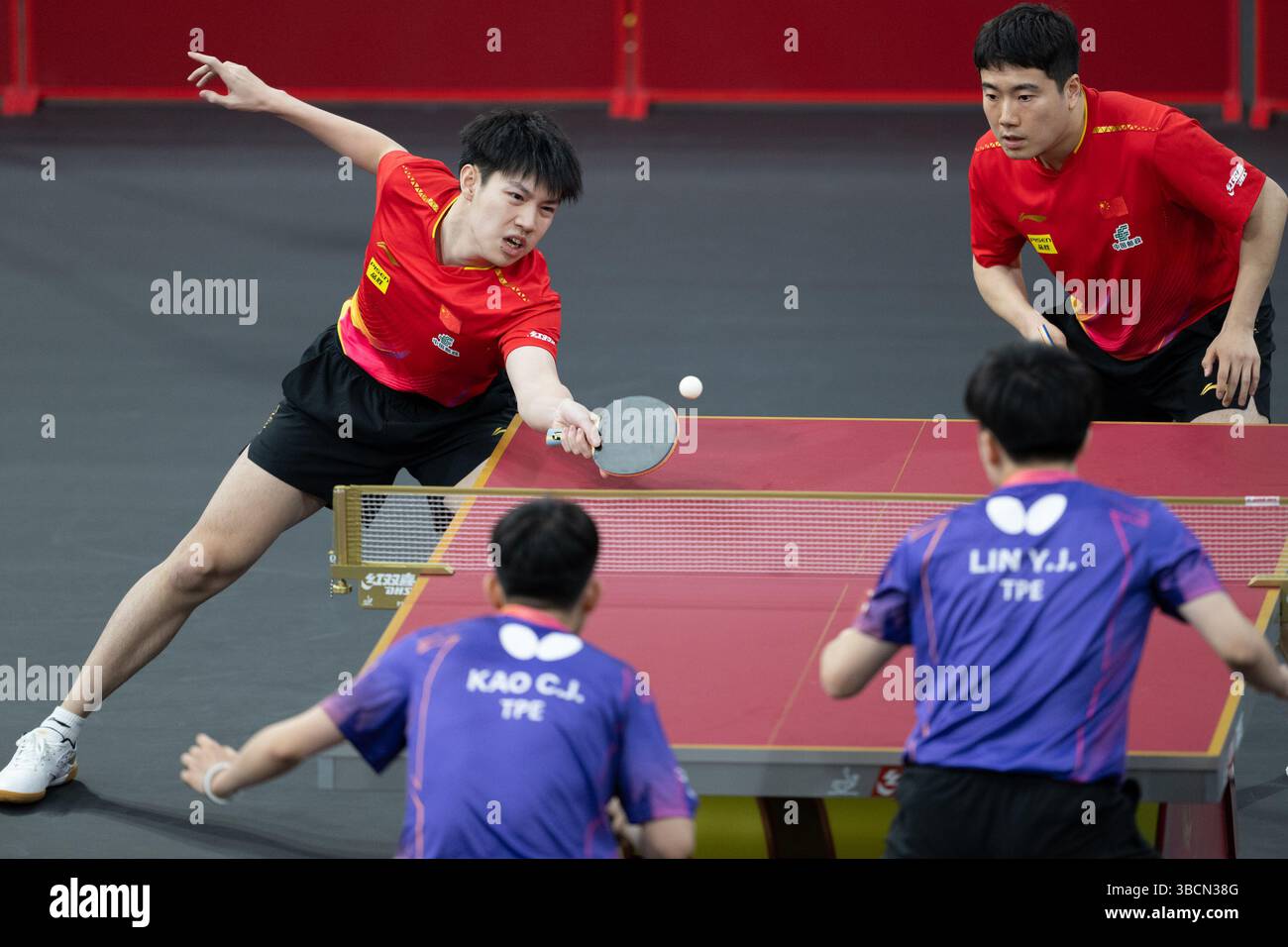 Doha, Qatar. 20th May, 2025. Huang Youzheng (top L)/Liang Jingkun(top R ...