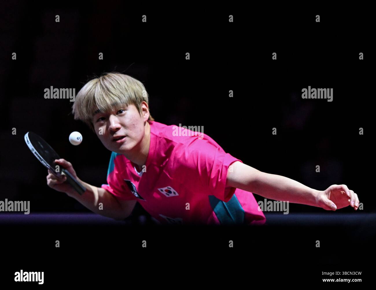 Doha, Qatar. 20th May, 2025. Oh Junsung serves during the men's singles round of 32 match ...