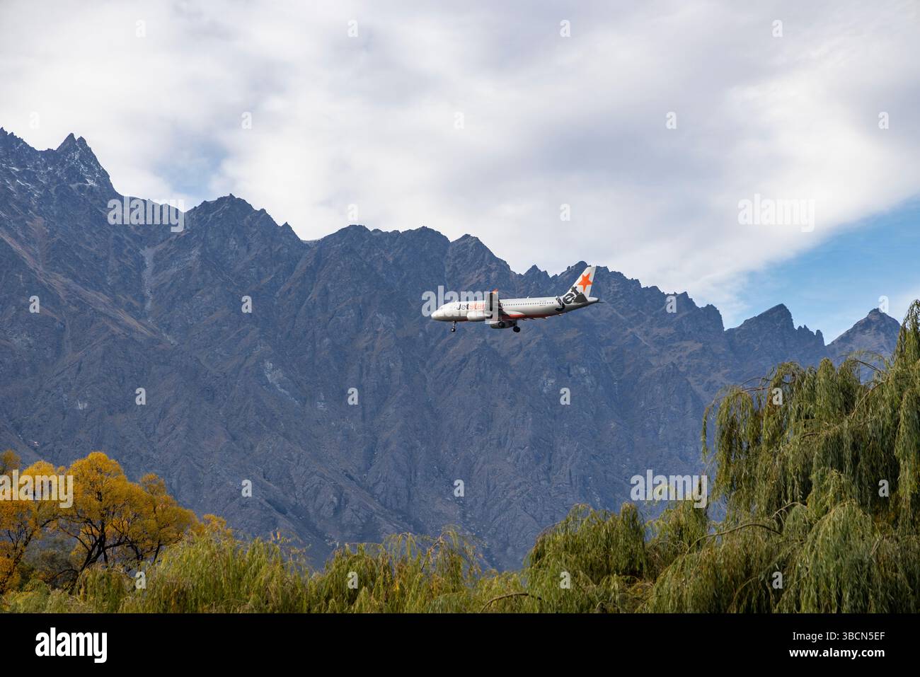 Queenstown, New Zealand, Jetstar Airbus A320 aeroplane coming into land ...