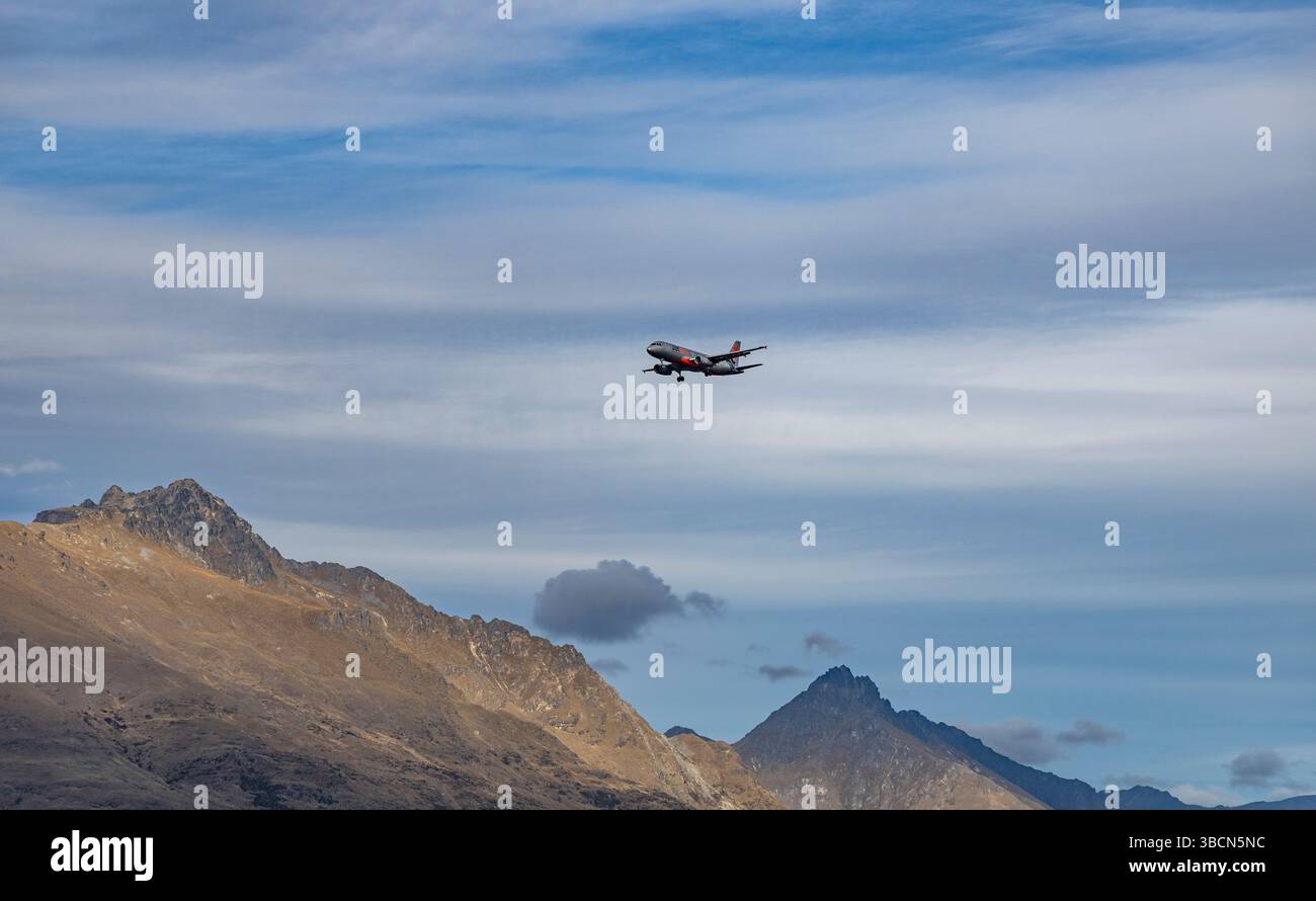 Queenstown, New Zealand, Jetstar Airbus A320 aeroplane coming into land ...