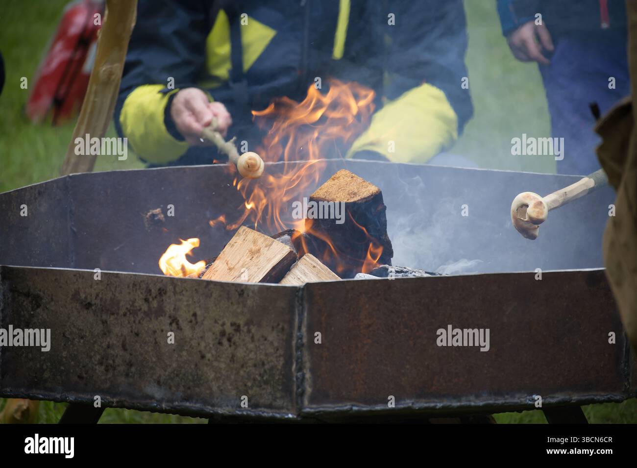 Campfire scene hands roasting hi-res stock photography and images - Alamy